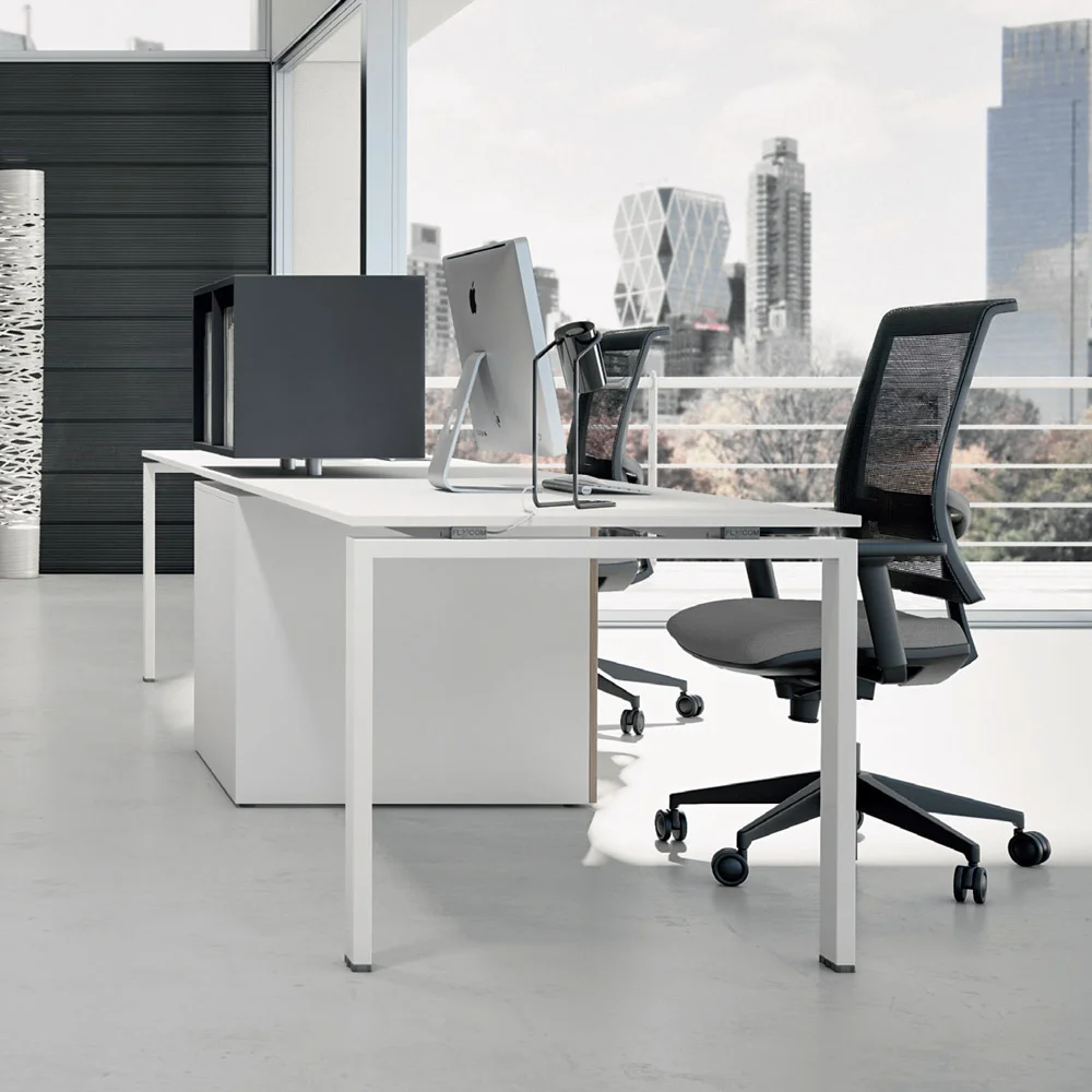Luna Operational desks for offices in Dubai UAE