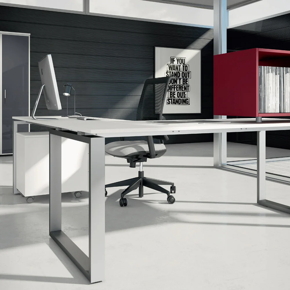 Luna Operational desks for offices in Dubai UAE